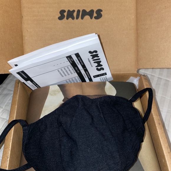 SKIMS | Accessories | Skims Seamless Face Mask Covering Reusable Onyx ...